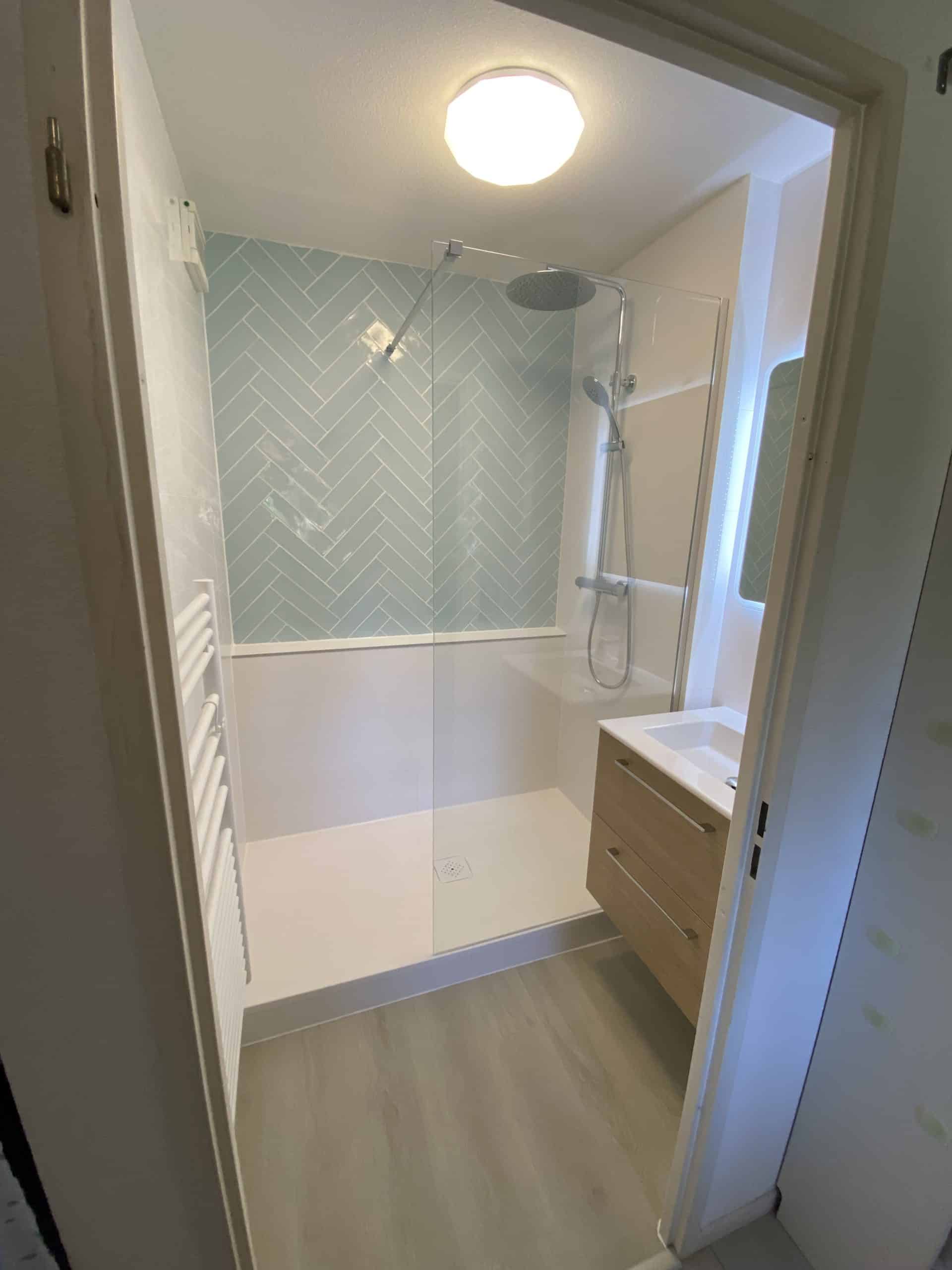 Rénovation d'une petite salle de bain tendance scandinave avec Partedis
